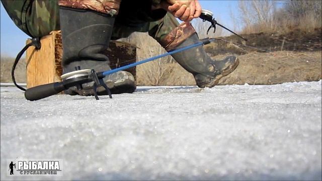 Зимняя рыбалка на озере с другом (архив)