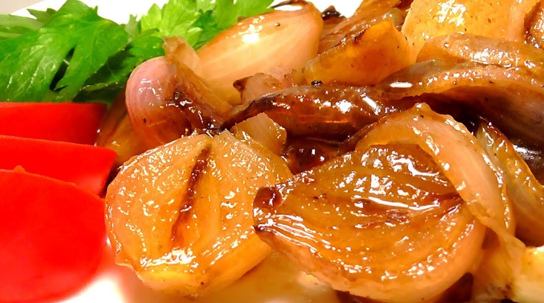 КАРАМЕЛИЗИРОВАННЫЙ ЛУК  Закуска к мясу.