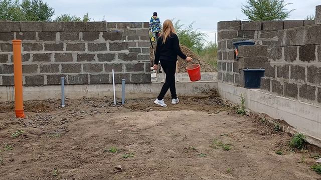 Засыпаем трубы. Строим дом из арболита. 
Выпуск №8