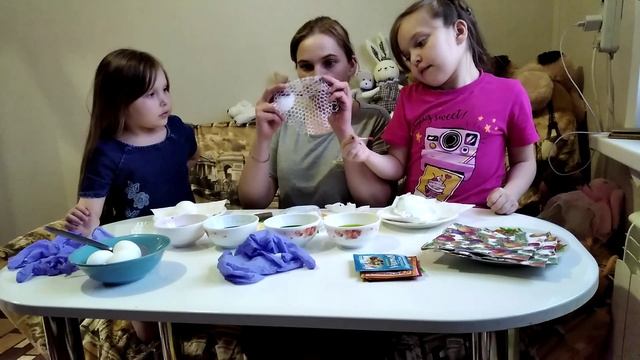 Красим пасхальные яйца.