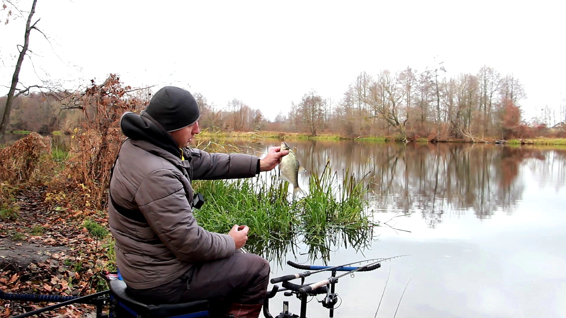 КАК ЛОВИТЬ НА ФИДЕР ПОЗДНЕЙ ОСЕНЬЮ! ФИДЕРНАЯ рыбалка 2021. СМОТРЕТЬ РЫБАЛКУ!