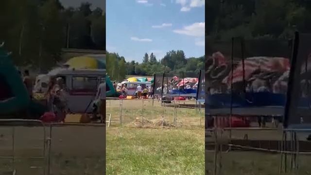 В Беларуси ветром снесло надувной батут с детьми. Пострадавших несколько.