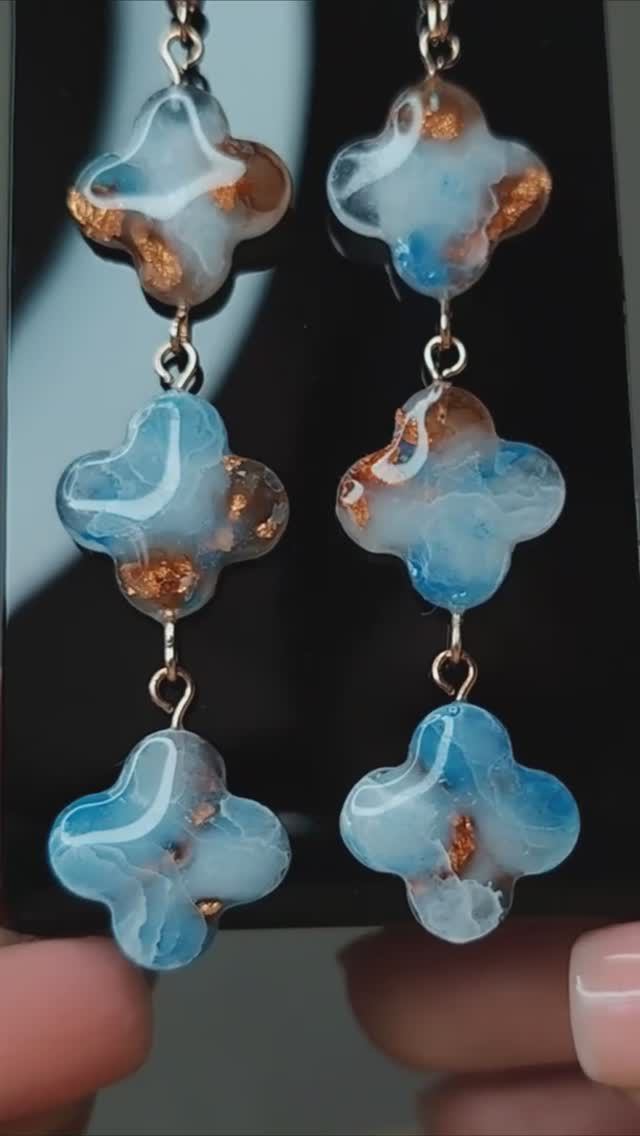 Серьги с трендовым ногтевым дизайном хрустальные камни