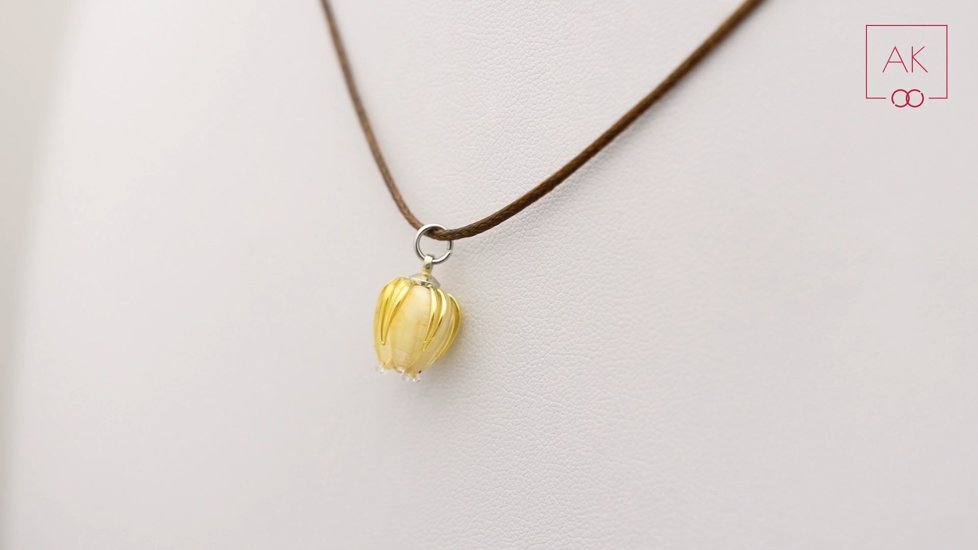 Подвеска Венди с кремовым стеклянным цветком