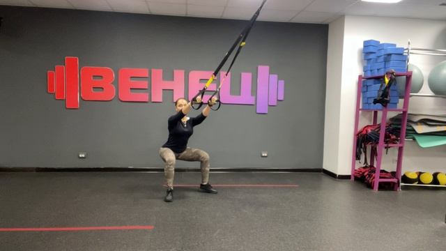 приседания в петлях с выталкитванием рук наверх