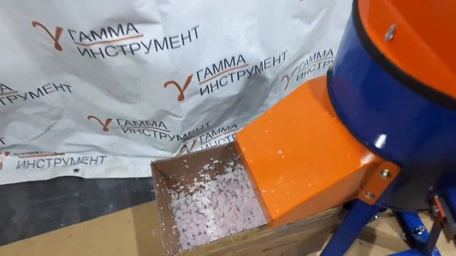 Дробилка дробление поролона МИ-500Р измельчение на калибровочной сетке 25 мм.mp4