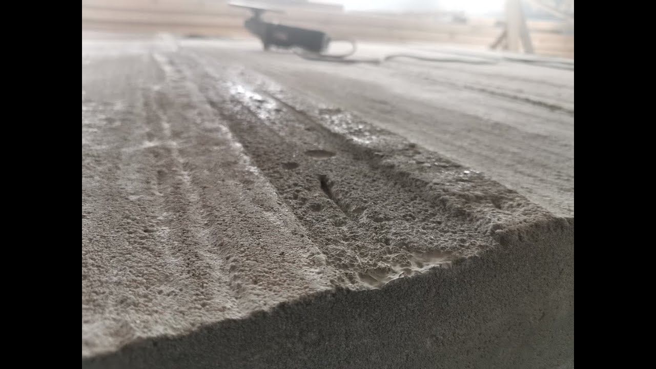 Снимаем наплывы с бетона, выравниваем фундамент под печь. Обходим фундамент балками. (День 56-57).