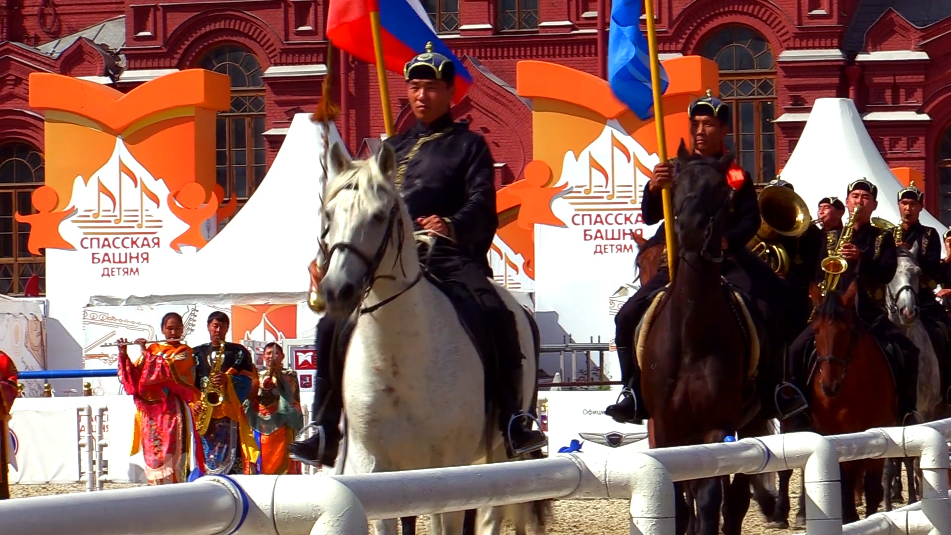 Документальный фильм. ПО ГЛАВНОЙ ПЛОЩАДИ С ОРКЕСТРОМ