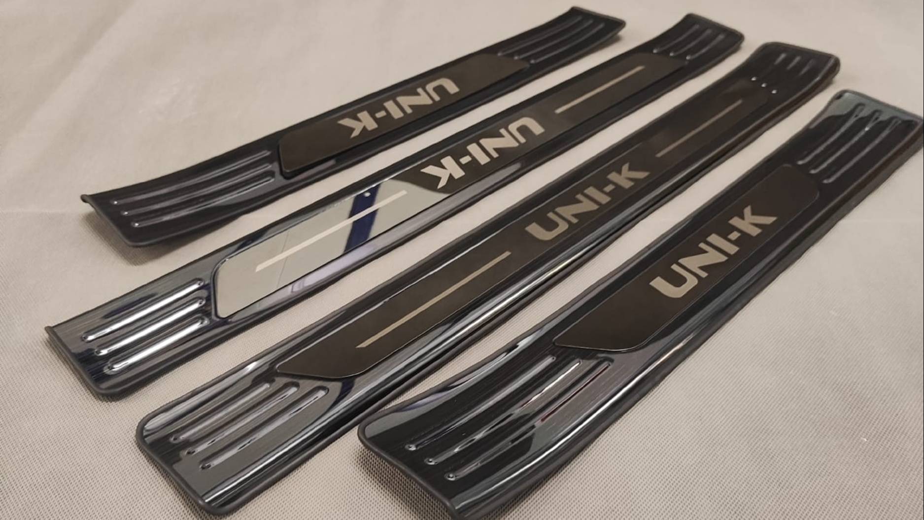 Накладки на внешний порог (черный титан, черный лого) для Changan UNI-K