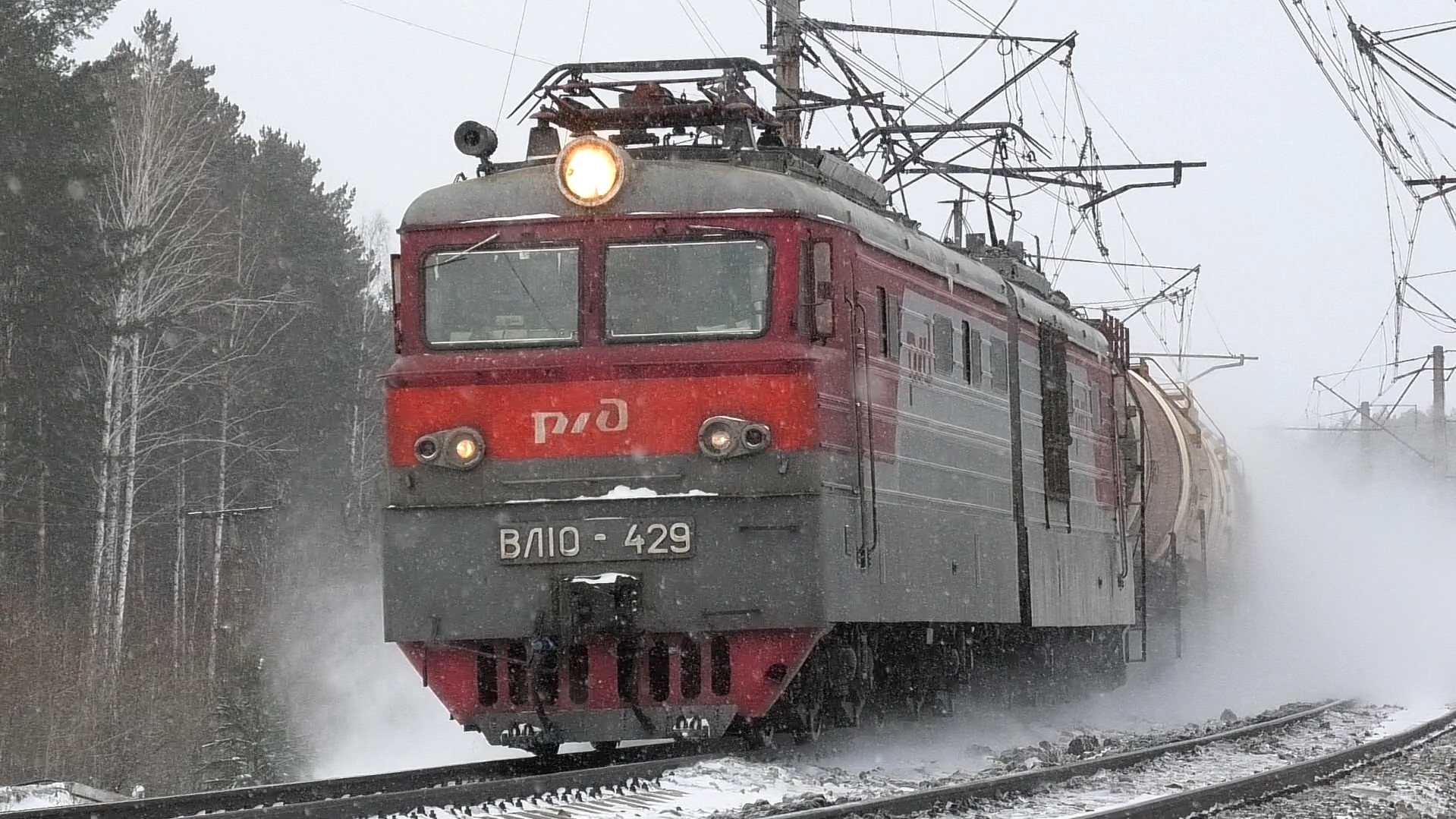 ВЛ10-429 с грузовым поездом следует через о.п. 40 км