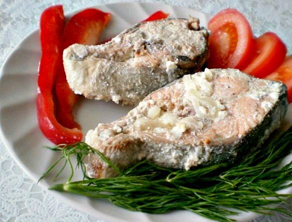 Рецепт фаршированной грибами горбуши, запеченной в духовке под сметанно-майонезным соусом