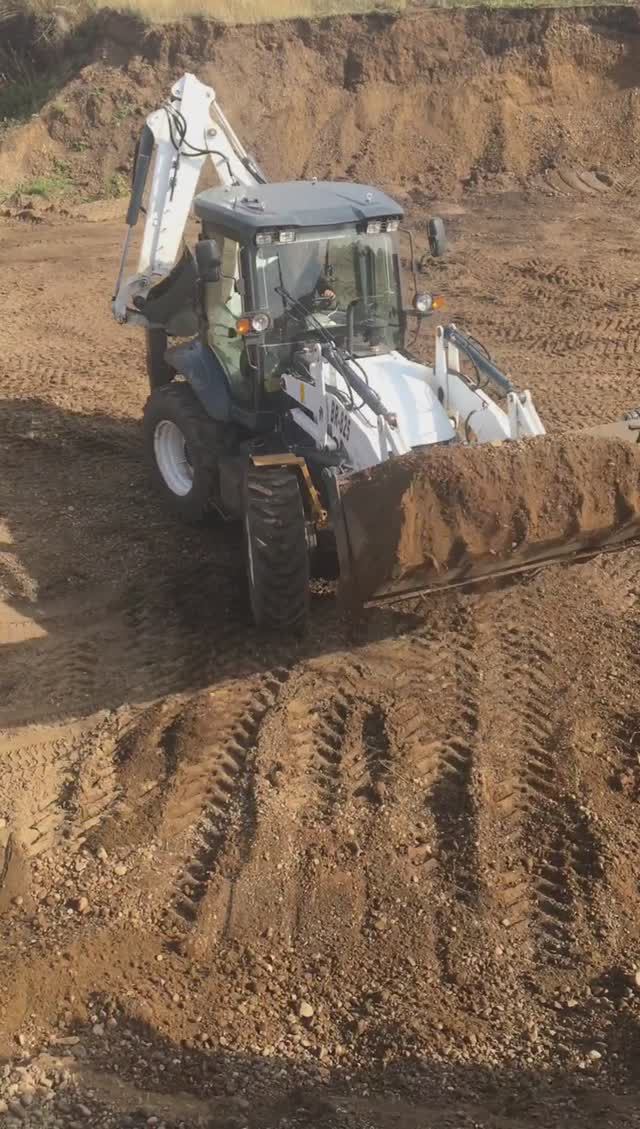 Экскаватор-погрузчик Borus BR-825 за работой