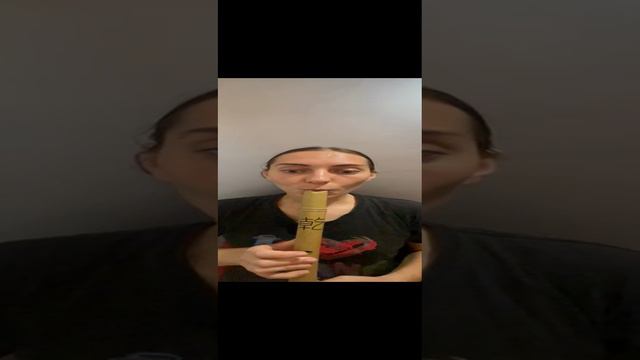 Юлия Худякова пробует извлечь звук