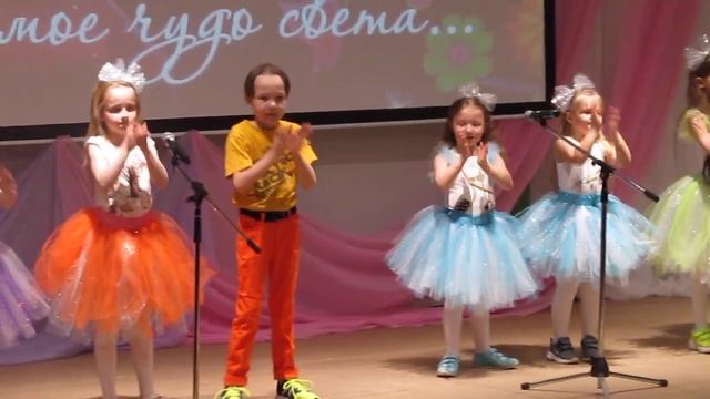 Сын Ванятка. Первый класс. Первое выступление на сцене [w-sLT3gNPmo].mp4