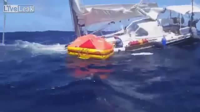 Спасательные операции - Спасение людей с тонущей яхты у Кокосовых островов