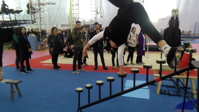 прыжки на руках