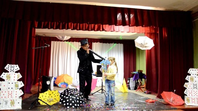 На сцене артист оригинального жанра фокусник Павел Зыков???