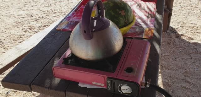 Дикарями на море