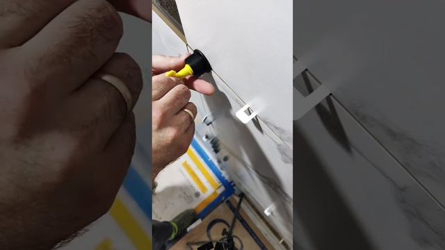 Очень ровная плита!😉
Завален угол у плитки