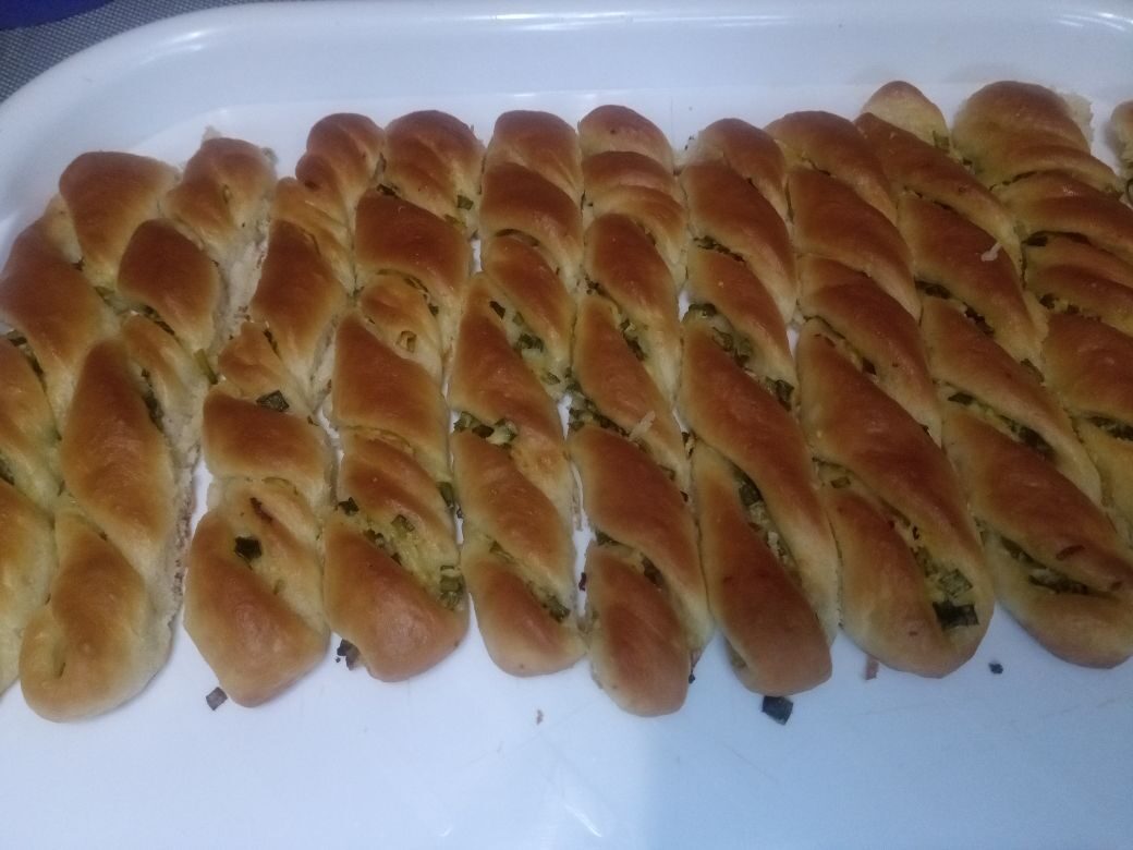 Ароматные "спиральки" с чесноком и зелёным луком.