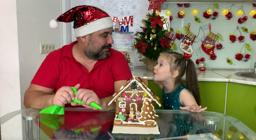 GINGERBREAD HOUSE  Изабелла с Папой Строят Дом ? из Печенья // #ИзабеллаЛайк