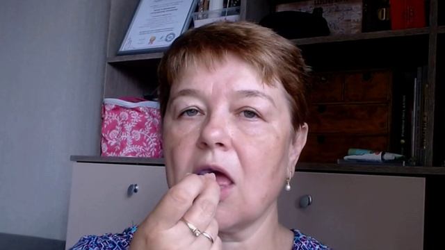 Упражнение на расслабление губ с колпачком от ручки.