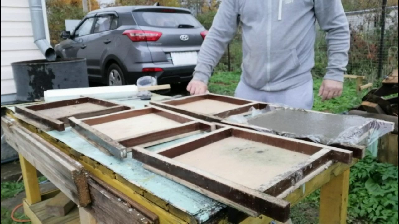 Тротуарная плитка своими руками. Заливаю раствор в форму