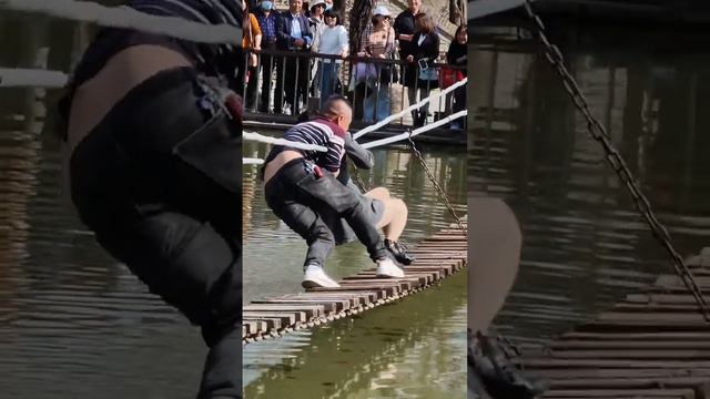 Аква парк в Китае. Качающийся мост. Wetlook