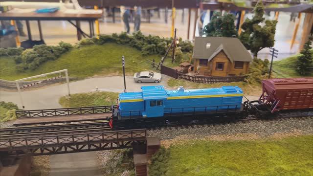 Модель ТЭ1-20 из серии "Наши поезда" с вагонами на модульном макете на выставке