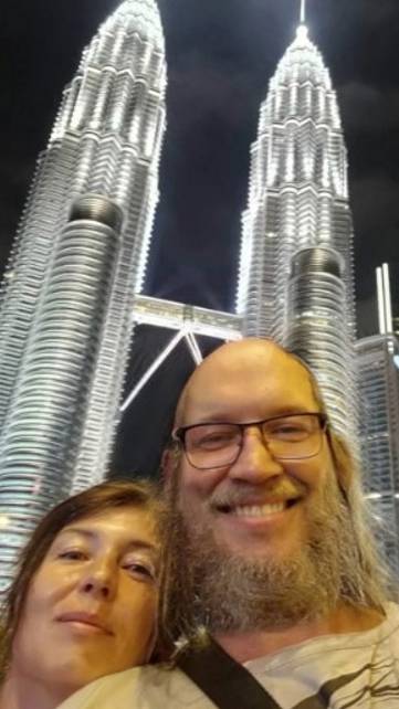 Башни Петронас вечером (Куала-Лумпур, Малайзия) Главная достопримечательность.