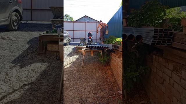 Заливка оснований для столбов навеса.