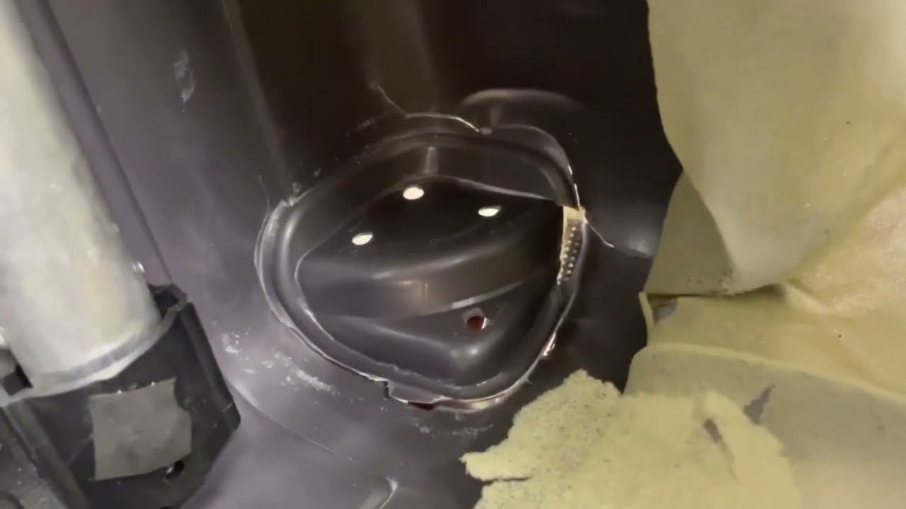 Ремонт корпуса чемодана с усилением.