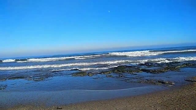 Каспийский берег: Я иду по набережному парку, где могу наслаждаться красивыми видами на море