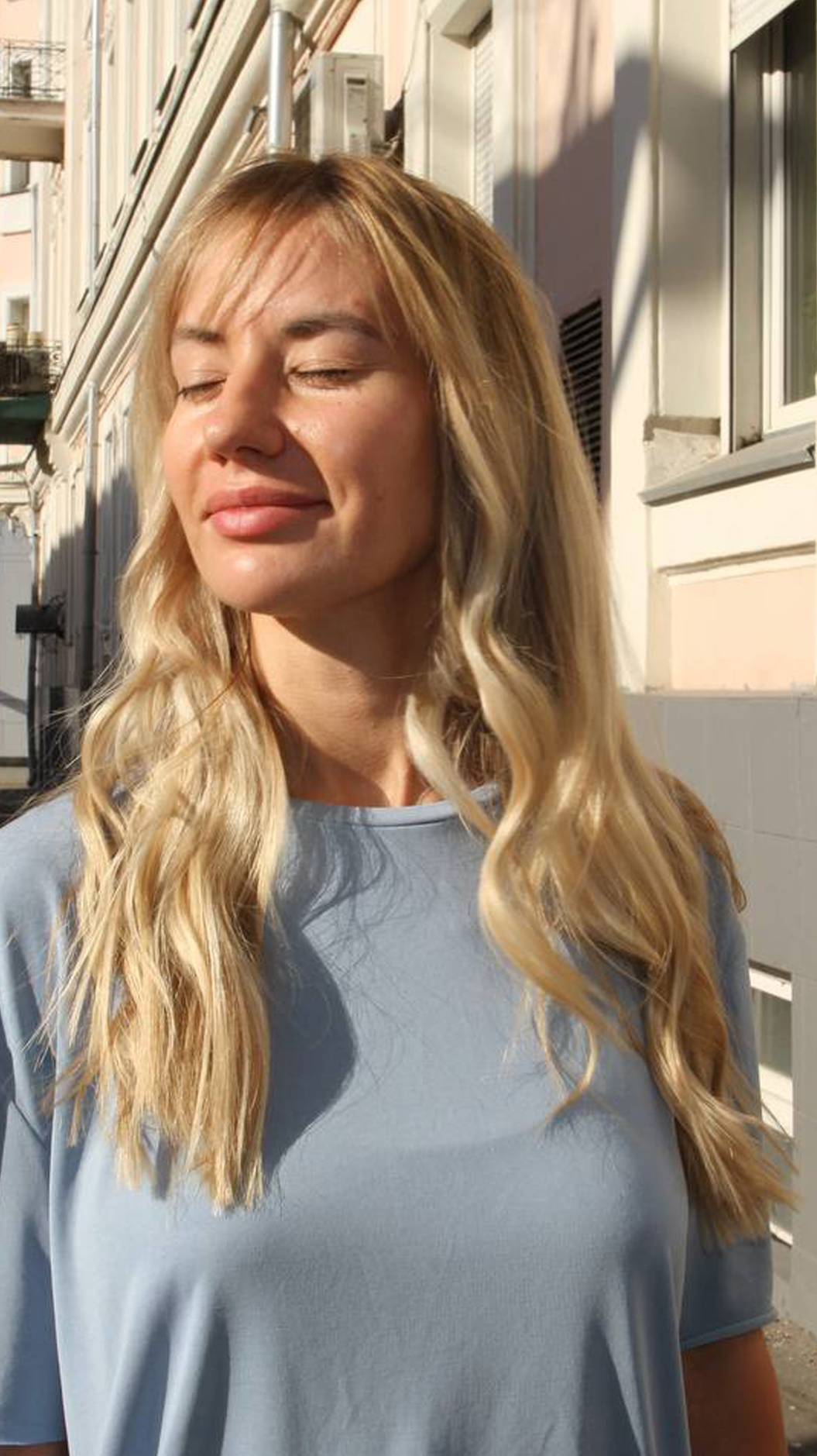 Освежили блонд и создали новый образ, решив подстричь челку. Окрашивание и укладка волос. Тренды