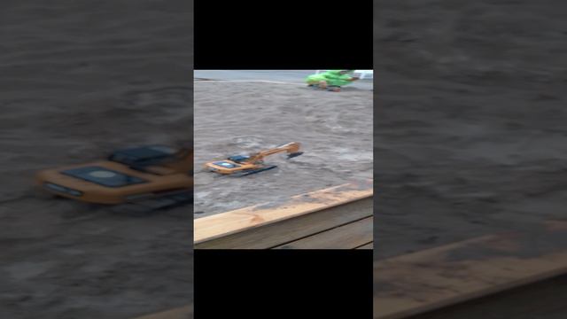 Этим экскаватором может управлять любой желающий. Я тоже управлял