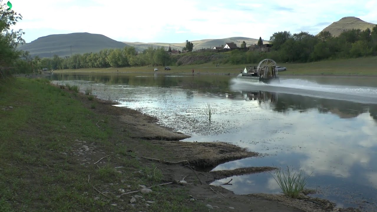 Вечер на местной реке. Рыбалка спиннингом с берега.mp4