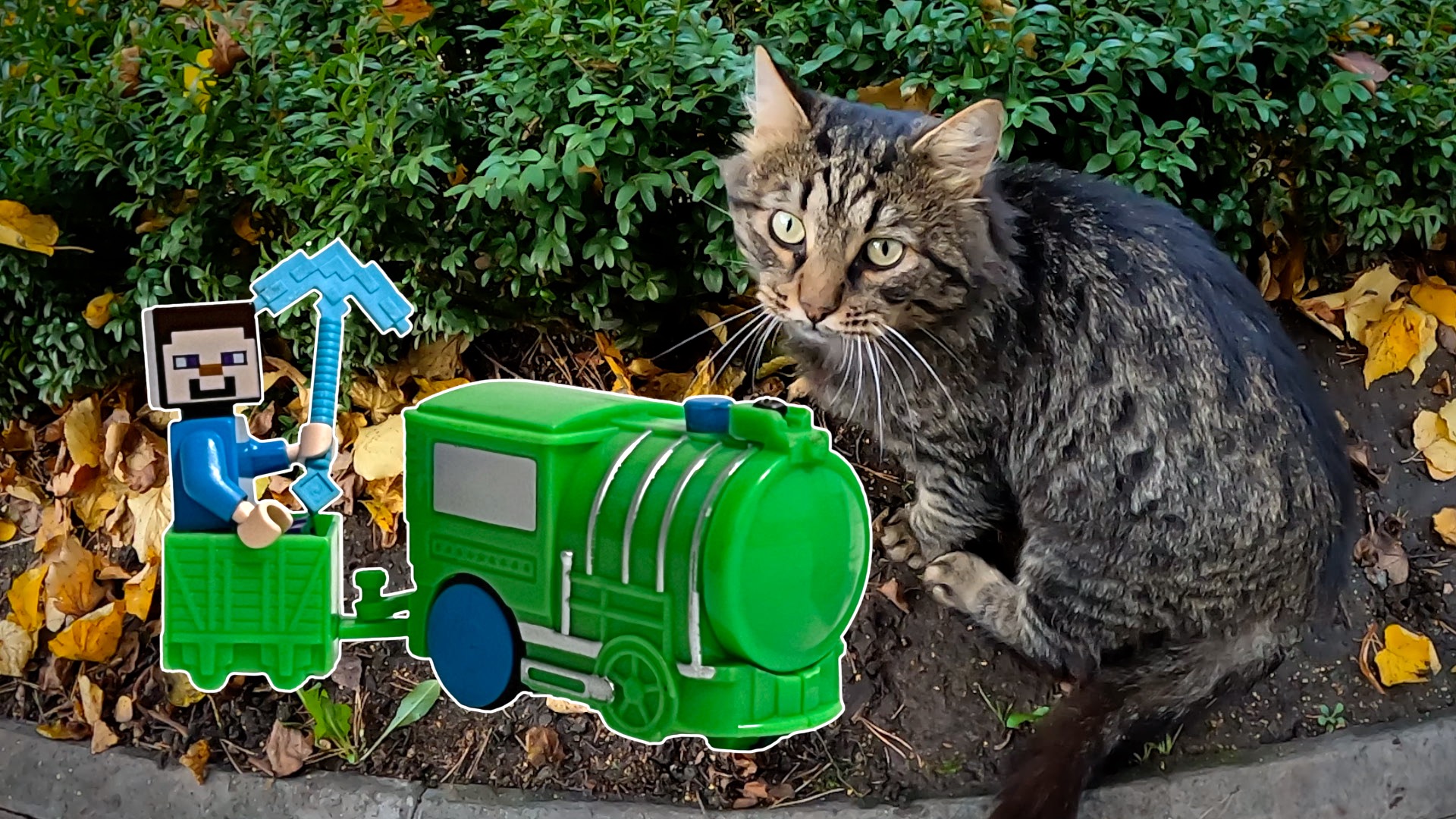 Игрушечный паровозик против котика / Видео про поезда-игрушки