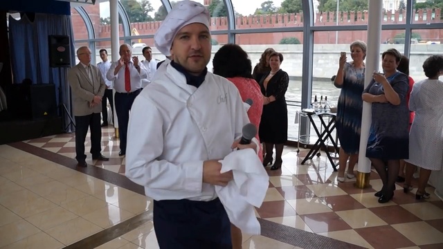 ПОЮЩИЕ ОФИЦИАНТЫ  жгут на теплоходе!