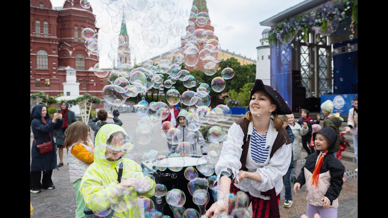 Шоу мыльных пузырей на Манежной площади. Рыбный фестиваль 2023