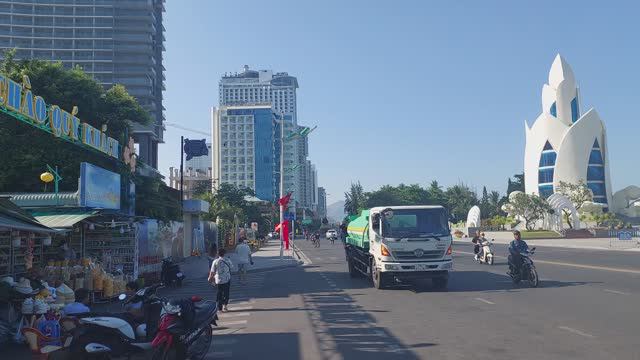 Погнали во Вьетнам. Центральная площадь Нячанга