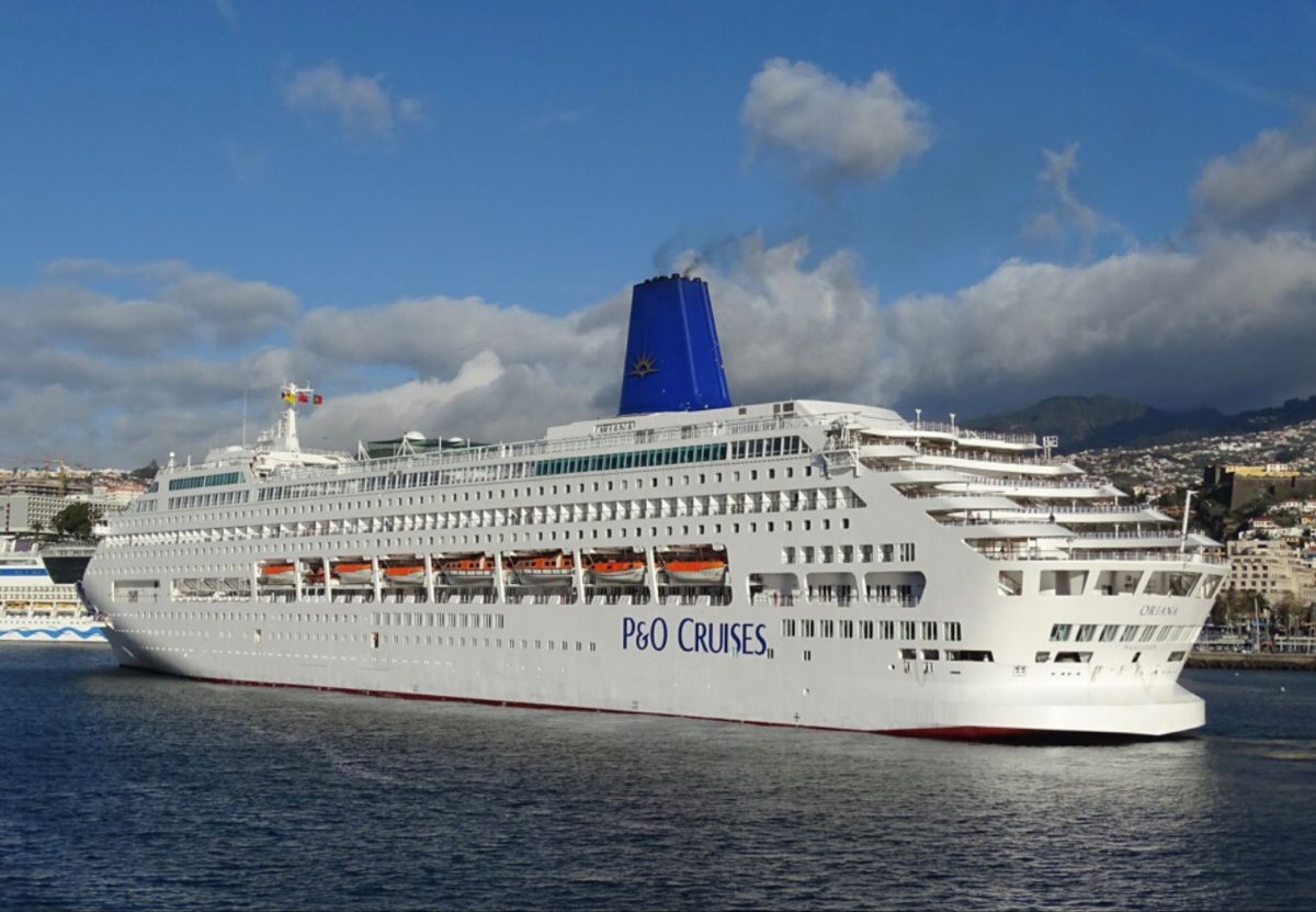 Идёт по морю теплоход