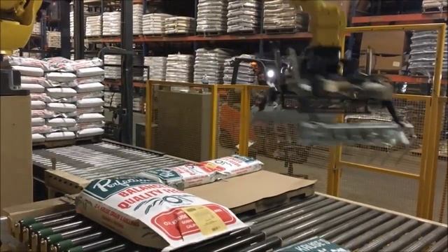 Паллетирование мешков роботом.mp4