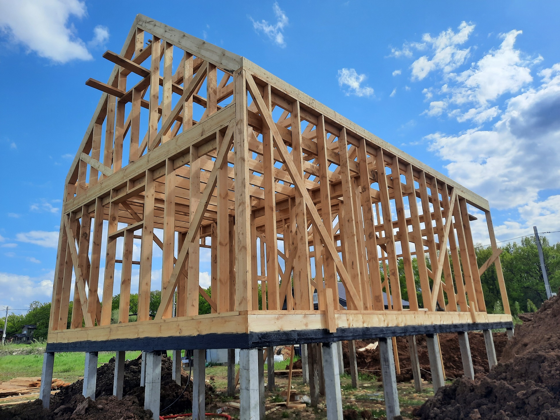 Дом в стиле BarnHouse площадью 80 кв.м. Монтаж свай и каркасов.