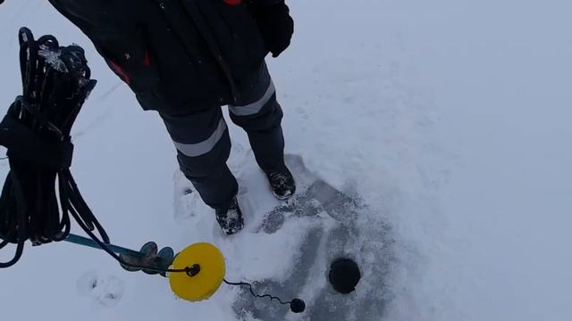 ВОТ ЭТО РЫБАЛКА! ОТ ЭТИХ РЫБ ТРЕЩИТ ЛЕСКА, РЫБАЛКА НА ОКУНЯ И ПЛОТВУ, ПЕРВЫЙ ЛЕД.