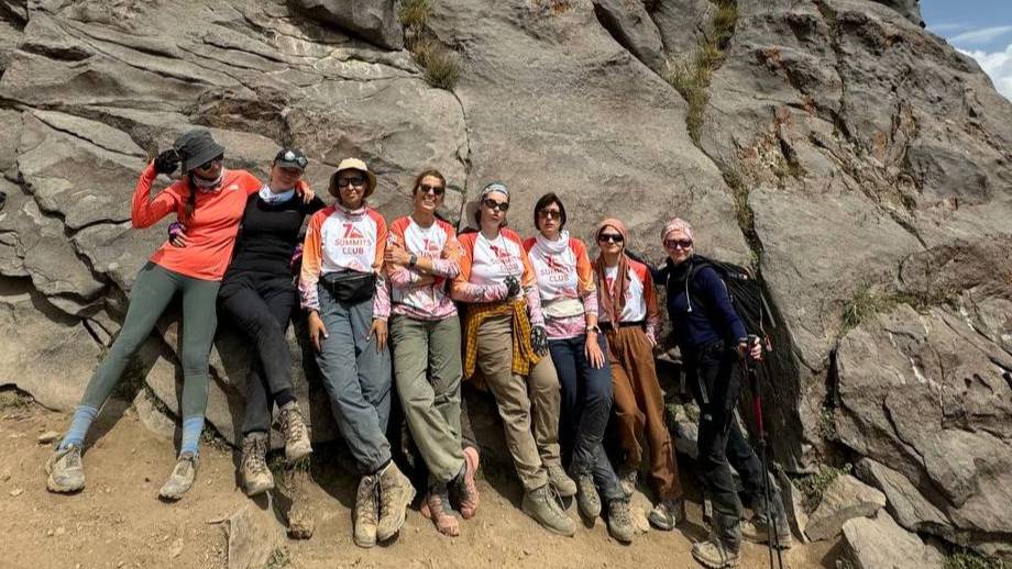 Группа Клуба 7 Вершин Super Girls в Иране. переход в штурмовой лагерь под горой Демавенд