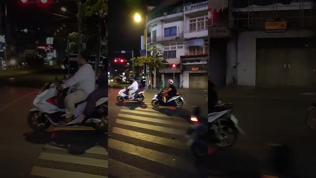 Перехожу ночной перекресток в Пномпене