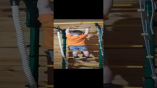 Костя подтягивается