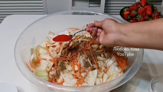 Салат из капусты и моркови.