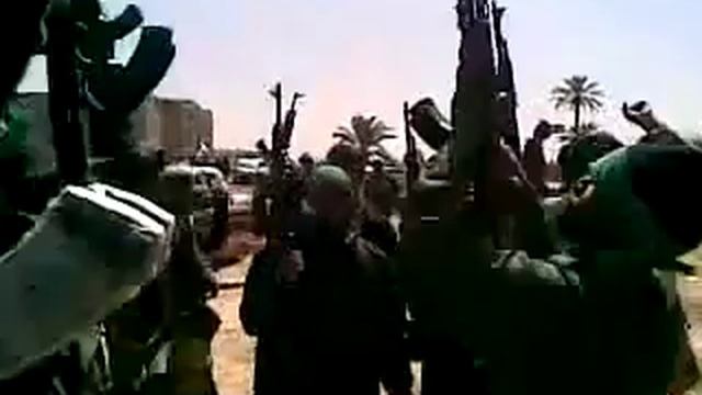 Солдаты и ополчение Каддафи в перерывах между боями | Ливия 2011 год