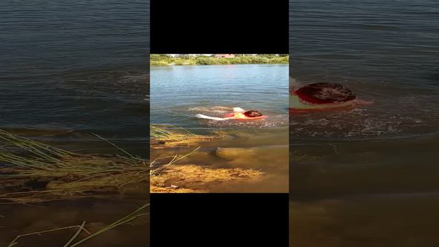 Демид учится плавать на спине